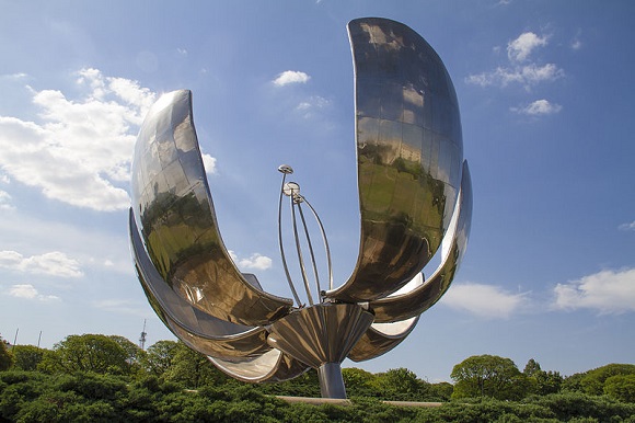 Una flor de acero que se abre al sol naciente argentino - Guias.travel