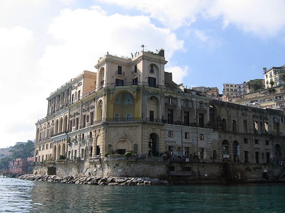 Descubre los fantasmas que habitan el Palazzo Donna Anna de Nápoles ...